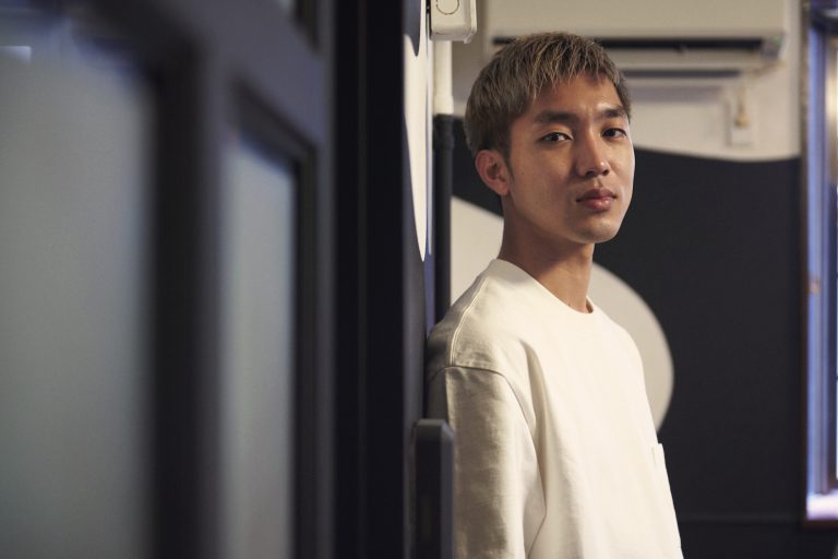 自然体でいながら、常に自分と向き合う。映像作家・Spikey Johnの制作スタイルとは